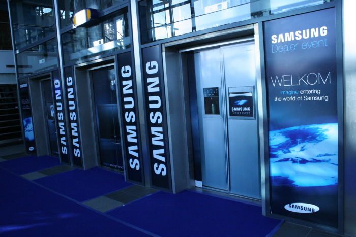 An upload by Sjoerd Liefting on Coroflot: to the project SAMSUNG DEALERSHOW