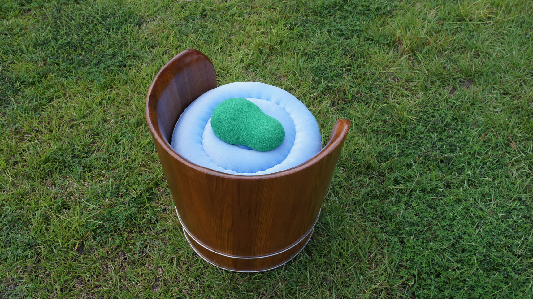 Spring Water Chair by Lin Nien-An at Coroflot.com